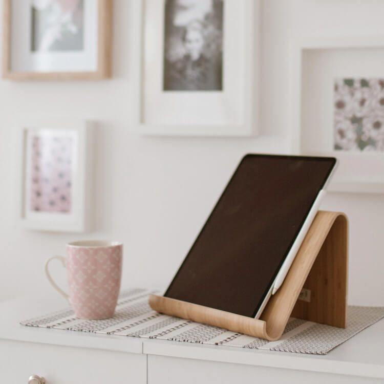 Bamboo Tablet Stand | Compliance-Ready Industrial Solution – Leos'